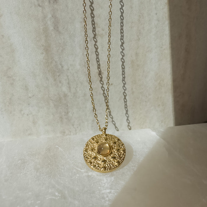 Kette Megera mit Anhänger und rosa Stein